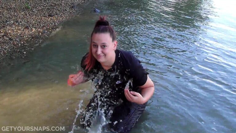 Mona loves the water – Get Your Snaps